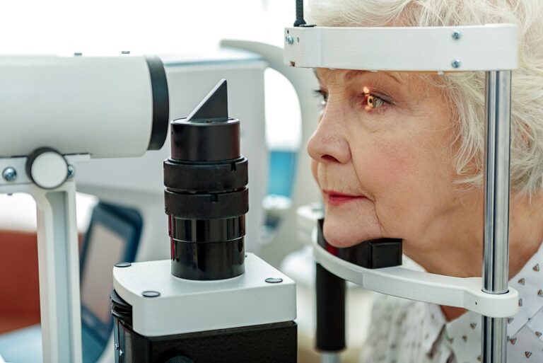 Signs That You Need to Go for an Eye Test - I Blogs Hub